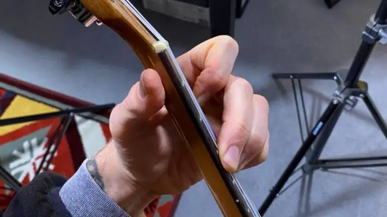 How to Play an E Major Chord on Ukulele + Free Chord Poster